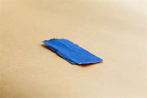 블루 색된 찢어진된 종이 조각 거친 가장자리와 스크랩북 종이 스트라이프 파란 종이 찢 어 보기를 닫습니다 0명에 대한 스톡 사진