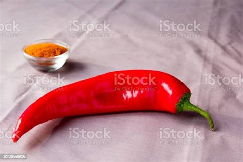 레드 핫 칠리 페 퍼와 리넨에 음식을 요리 후추 분말 식탁보 회색 건강 한 식습관 개체 그룹에 대한 스톡 사진 및 기타 이미지