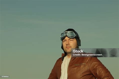 가죽 모자 스카프와 비행 안경빈티지 조종사 역사적인 파일럿 의류에 있는 남자의 초상화 World War Ii에 대한 스톡 사진 및 기타 이미지 World War Ii