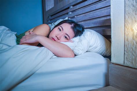 라이프 스타일 밤 여자의 초상화 젊은 아름 다운 우울 하 고 슬픈 아시아 중국 데 불면증 불면증 침대에 누워 고통 불안 스트레스와 우울증 문제 생각 걱정 걱정하는에 대한