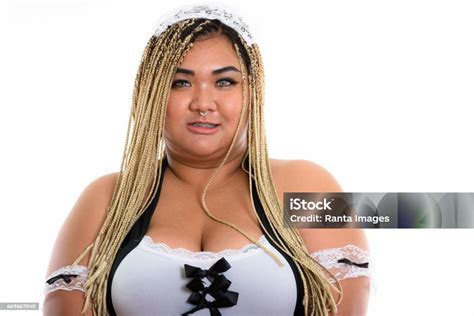 섹시 하 녀 의상을 착용 하는 동안 웃 고 행복 한 지방 아시아 청소부 아줌마 20 24세에 대한 스톡 사진 및 기타 이미지 20 24세 20 29세 가정 생활