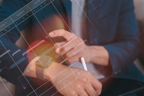 사무실에서 소파에 앉아있는 사업가 스마트 워치 및 가상 시간 일정 시간 관리 프로젝트 효율성 전략 목표 비즈니스 기술 인터넷 개념 가리키기에 대한 스톡 사진 및 기타 이미지