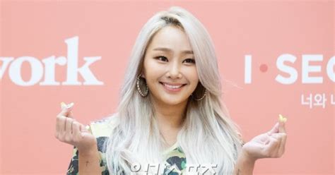 포토 효린 행복가득한 미소와 하트