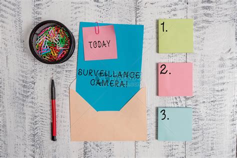 显示监控摄像头的书写笔记闭路电视在监视器上传输信号的商业概念信封便笺圆珠笔夹高清图片下载 正版图片506106102 摄图网