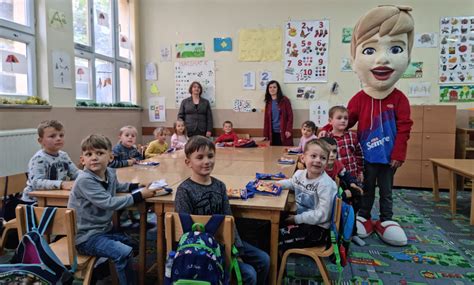 Kompania Liri Gëzon Nxënësit E Shkollës Dëshmorët E Zhurit” Në Zhur