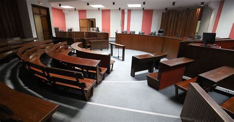 Un Homme Jugé Pour Avoir Harcelé Son Ex Compagne