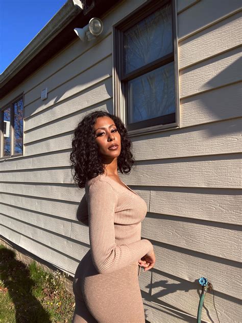Pretty little thing : r/BrownHotties