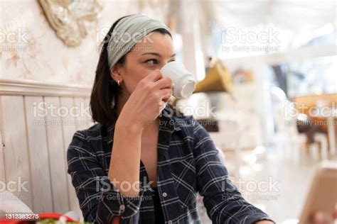 커피 종이를 들고 젊은 아름다운 여자와 스마트 폰을 사용하는 여자 25 29세에 대한 스톡 사진 및 기타 이미지 25 29세 마시기 메시지 Istock