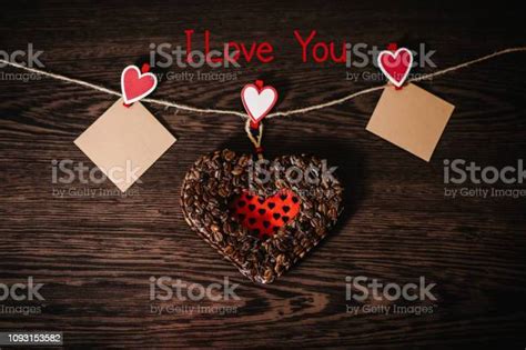텍스트 사랑 해요 두 개의 빈 공간와 갈색 나무 배경에 밧줄에 매달려 4 레드 심장 공예 종이 텍스트에 대 한 장소입니다 세인트 발렌타인의 개념입니다 여자의 날 3 월의 8