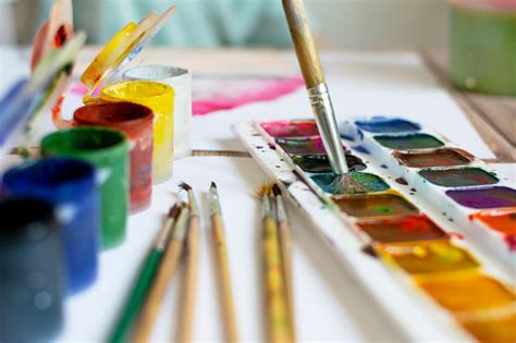 아이가 페인트합니다 수채화 구아슈 페인트 브러쉬 컬러 및 왁스 크레용 스티커 드로잉 창의성 및 취미를 위한 세트 수채화 물감에 대한 스톡 사진 및 기타 이미지 Istock