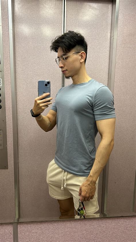 前陣子在吵台灣男生不會穿搭 這個天氣我也不想穿搭 把肌肉練起來 穿素t就是一個好看的穿搭😁