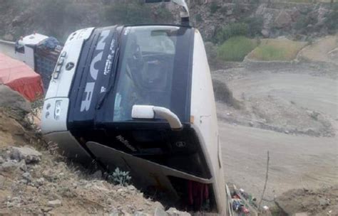 43 Injured As Passenger Bus Falls Into Ditch In Kohistan Such Tv
