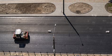 무거운 진동 롤러 압축기아스팔트 도로 롤러는 도로 건설 현장의 도로에 새로운 뜨거운 아스팔트를 누릅니다 아스팔트 포장 작업에서 무거운 진동 롤러 복구 0명에 대한 스톡 사진