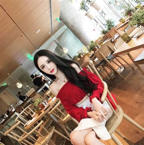 Cuộc Sống Vương Giả Của Hot Girl Sở Hữu đôi Mắt To Tròn Nhất Trung Quốc