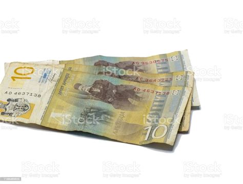 흰색 배경에 고립 된 언어학자 Vuk Karadzic의 초상화와 10 세르비아 디나르 가치 세 지폐 0명에 대한 스톡 사진 및