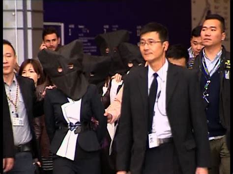 四名內地女子涉偷鑽石被捕 Now 新聞