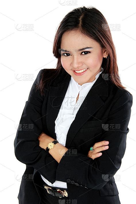 迷人的女商人双臂交叉站着