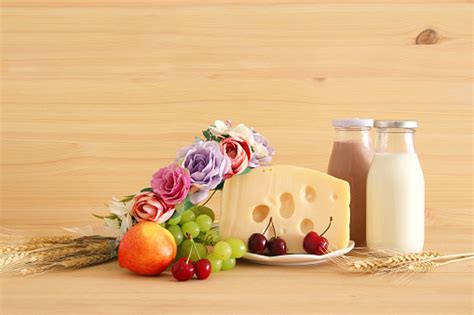 과일 및 꽃 나무 테이블 장식 바구니에 치즈의 이미지 유태인 휴일오순절의 기호입니다 Shavuot에 대한 스톡 사진 및 기타
