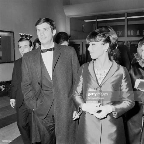 Jean Paul Belmondo Et Sa Femme Elodie Arrivant à La Première Du Film