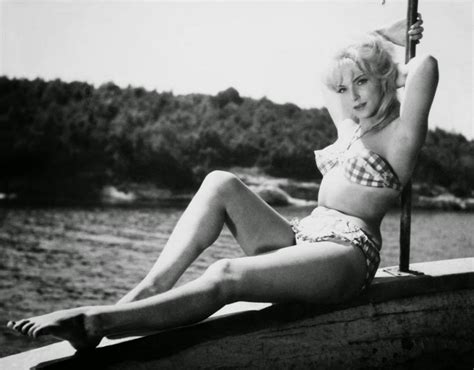 Black And White Portraits Of 40 Beautiful And Hottest Hollywood