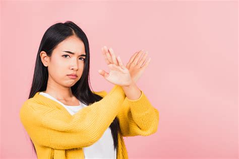 여자 불행 하거나 자신감 서 착용 두 크로스 팔을 들고 아무 X 기호 말 알파벳 X에 대한 스톡 사진 및 기타 이미지 알파벳