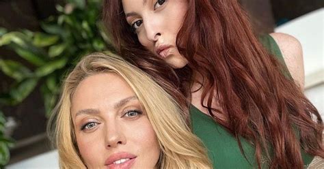 Награно Полякова з дочкою заспівали в сукнях з вирізами але це сподобалося не всім Афіша