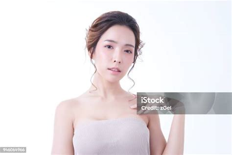깨끗 하 고 신선한 피부 손에 자신의 얼굴을 가진 아름 다운 아시아 젊은 여자 얼굴 치료입니다 화장품 아름다움과 스파입니다 건강
