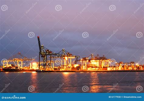 El Puerto De Rotterdam En La Noche Foto De Archivo Imagen De
