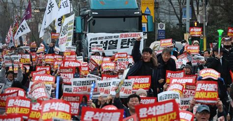 김건희 특검하라 대통령 관저 700미터 앞에서 촛불집회