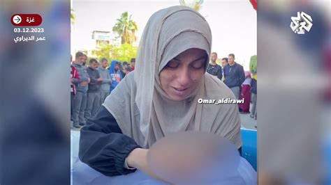 مشهد مؤثر لا يحدث إلا في غزة أم فلسطينية تقبل طفلتها الشهيدة وخلفها