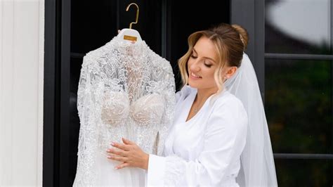 Wedding Dress Shopping Tips शादी के लिए शॉपिंग करते समय किन बातों का