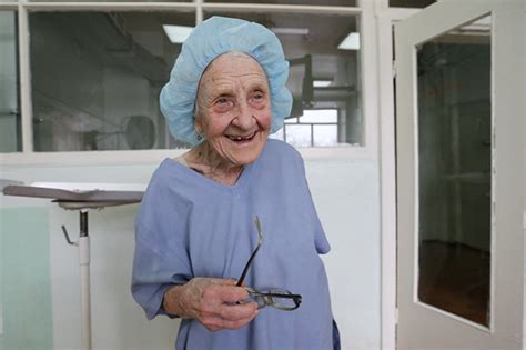 Sie ist fast 90 Jahre alt und führt immer noch 4 Operationen am Tag ...