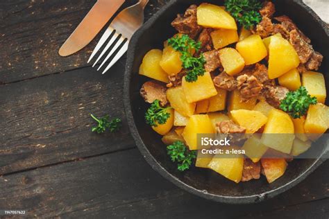 굴 래 쉬 고기와 감자를 삶아 메인 코스 조 림 음식 배경입니다 맨 위로 감자 요리에 대한 스톡 사진 및 기타 이미지 감자