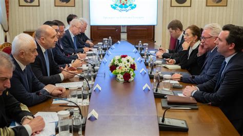 Румен Радев обсъди предизвикателствата пред сигурността с директора на най големия отбранителен