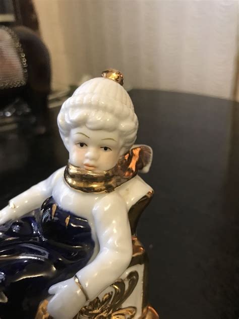 Очень красивая крупная фарфоровая статуэтка Дети катаются на санках 1 500 грн