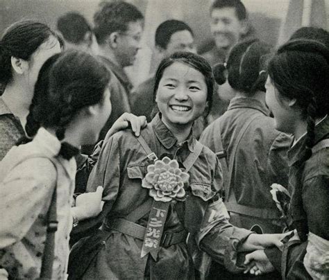 70年代中国的老照片，打疫苗不戴口罩，小学生条件极其简陋北京西