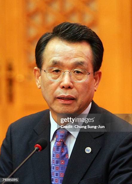 17 Newly Appointed Prime Minister Han Seung Soo Holds Press Conference