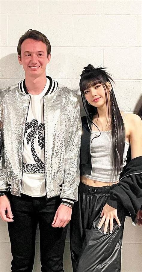 ‘블랙핑크 리사와 열애설 루이비통 家 아들 시계 부문 Ceo 승진 손에 잡히는 뉴스 눈에 보이는 뉴스 뉴스엔