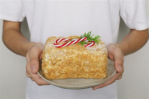 Tarta De Navidad Sabrosa En El Plato En El Armario De La Mano Masculina