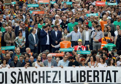 UGT y CCOO encabezan una multitudiaria manifestación separatista contra los jueces Cataluña