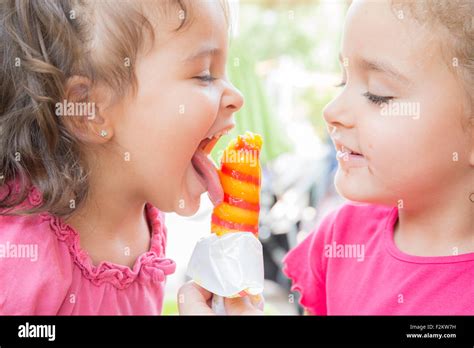 Zwei Kleine Schwestern Gemeinsam Essen Ein Eis Am Stiel Stockfotografie Alamy