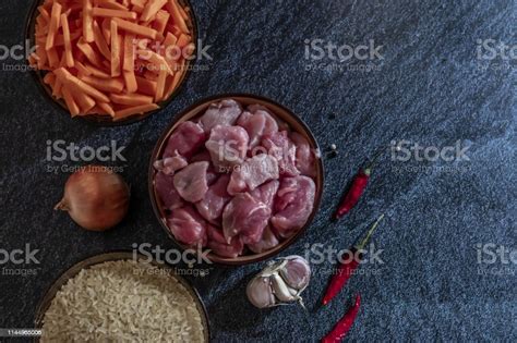 어두운 배경에 필라프 쌀 고기 양파와 당근을 만들기 위한 재료 고기에 대한 스톡 사진 및 기타 이미지 고기 당근 러시아