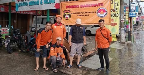 BANJIR SEMARANG 2024 BANKOM TURUNKAN TIM SAR BANTU EVAKUASI