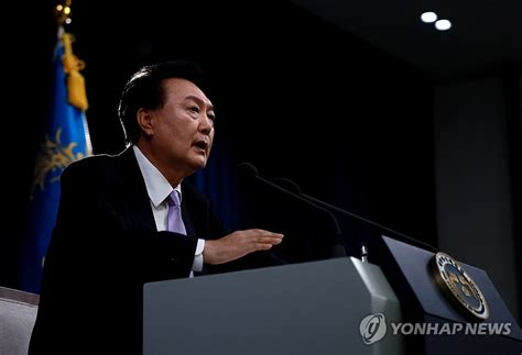 취재진 질문에 답하는 윤석열 대통령 연합뉴스