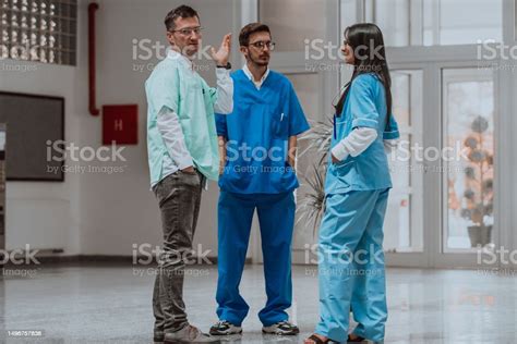 간호사 의료 기술자 및 의사가 현대적인 첨단 병원에서 다양한 의료 주제에 대한 토론에 참여하여 팀워크 전문 지식 및 첨단 기술의