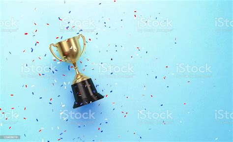 파란색 배경 위에 앉아 골드 컵 위에 떨어지는 다채로운 색종이 상에 대한 스톡 사진 및 기타 이미지 상 트로피 배경 주제 Istock