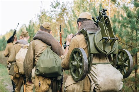 Worl의 러시아 소련 빨간 육군 보병 군인으로 옷을 입은 남자 Eastern Front World War Ii에 대한 스톡