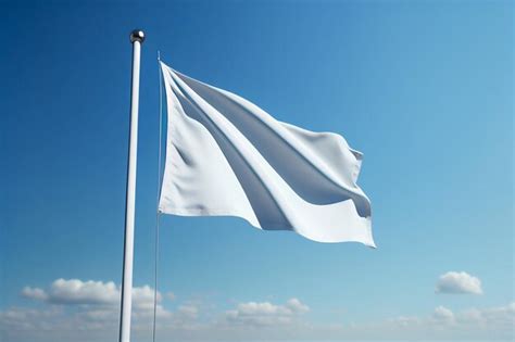 Maquete da bandeira branca vazia e clara acenando contra o céu azul limpo fechada isolada