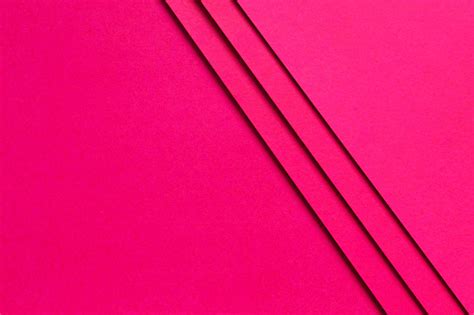 추상적인 배경 개념인 자홍색 종이는 디자인 요소또는 웹 사이트 커버 아이디어로 사용할 수있는 복사 공간이있는 빈 자홍색 종이 위에 쌓여 있습니다 더미에 대한 스톡 사진 및