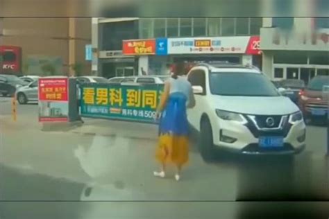 女司机停车场停车接下来的一幕让人难以置信